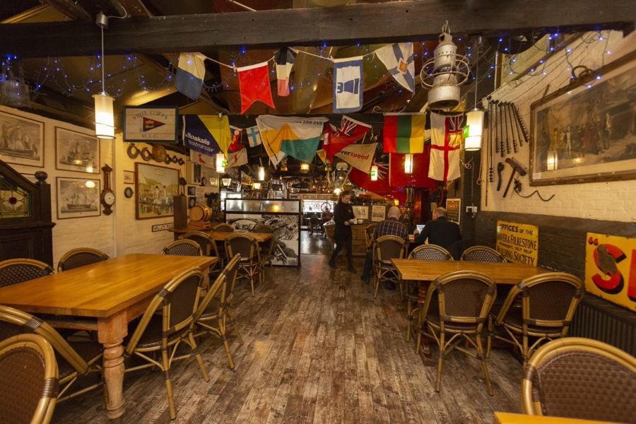 Cullins Yard - White Cliffs Country